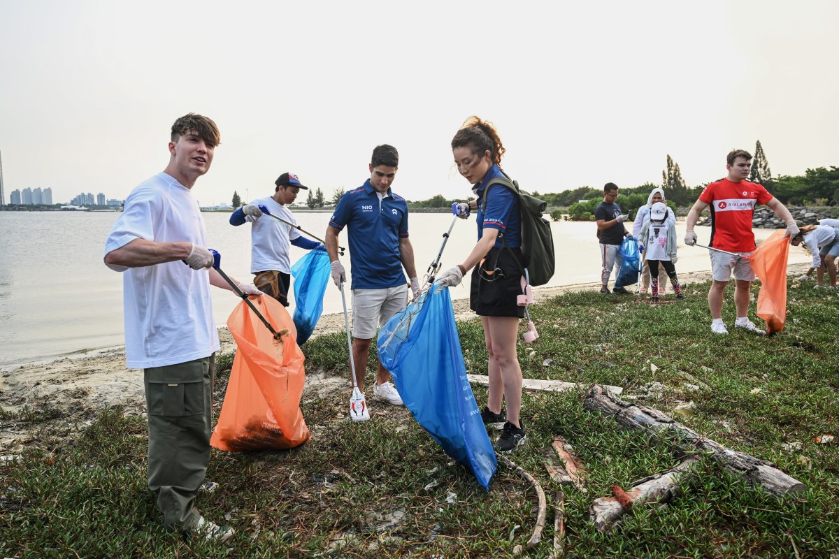 Formula E Drivers Join Beach Clean-Up In Jakarta Of World Environment ...